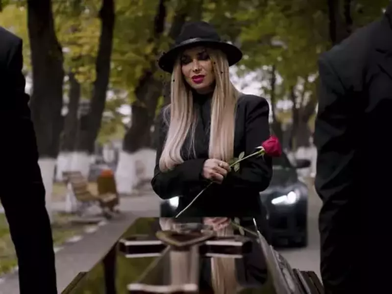 Anamaria Prodan s a filmat în cimitir Conduce un dric aruncă