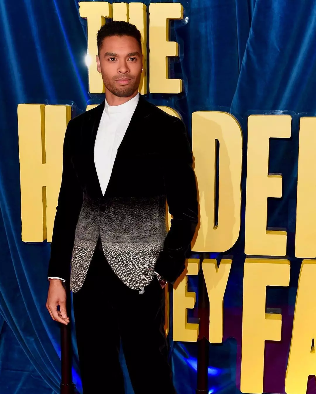 Rege-Jean-Page-Simon-Basset-3 - TVmania.ro