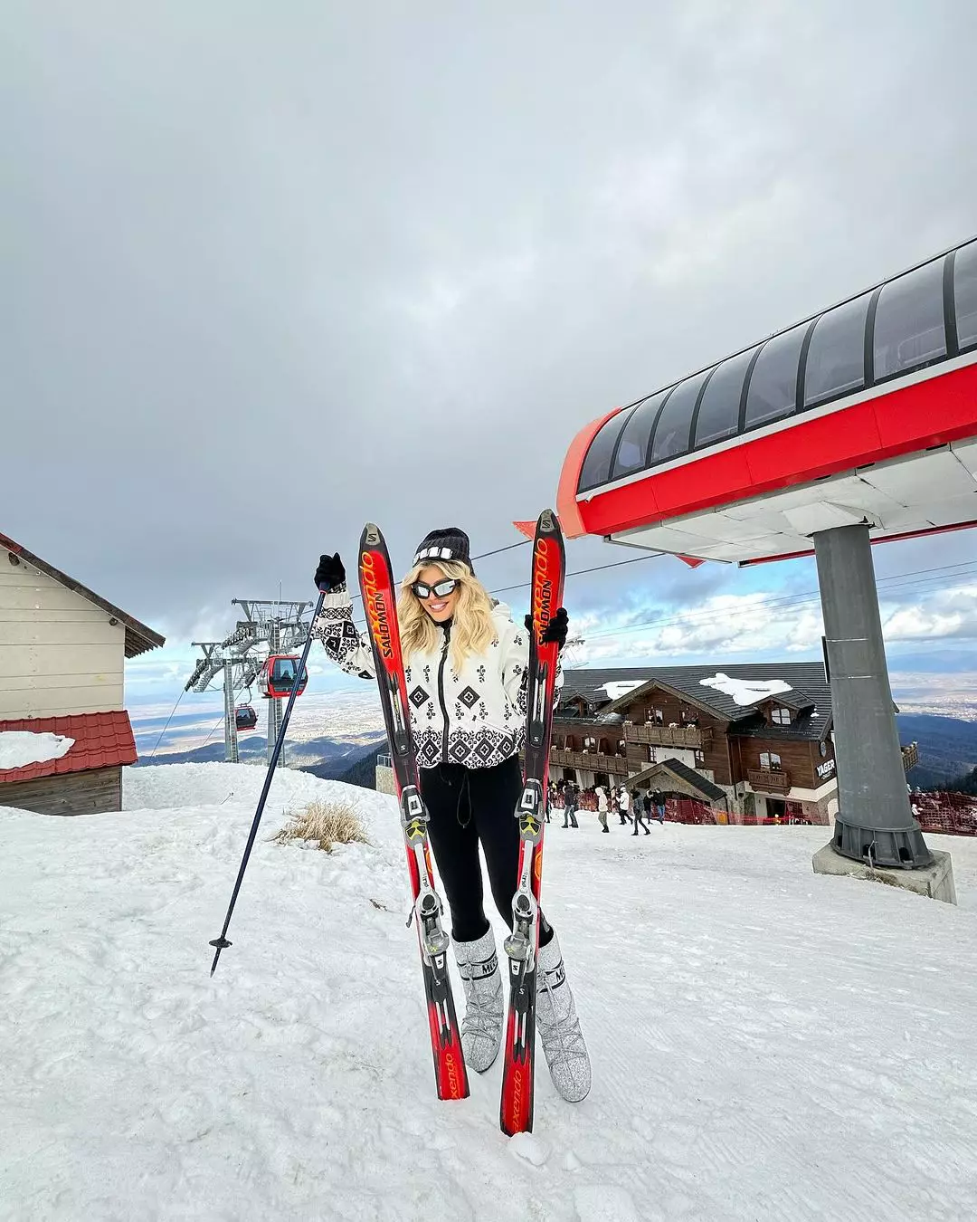 Loredana Groza a apărut pe pârtia de schi ca pe podiumul de modă ...