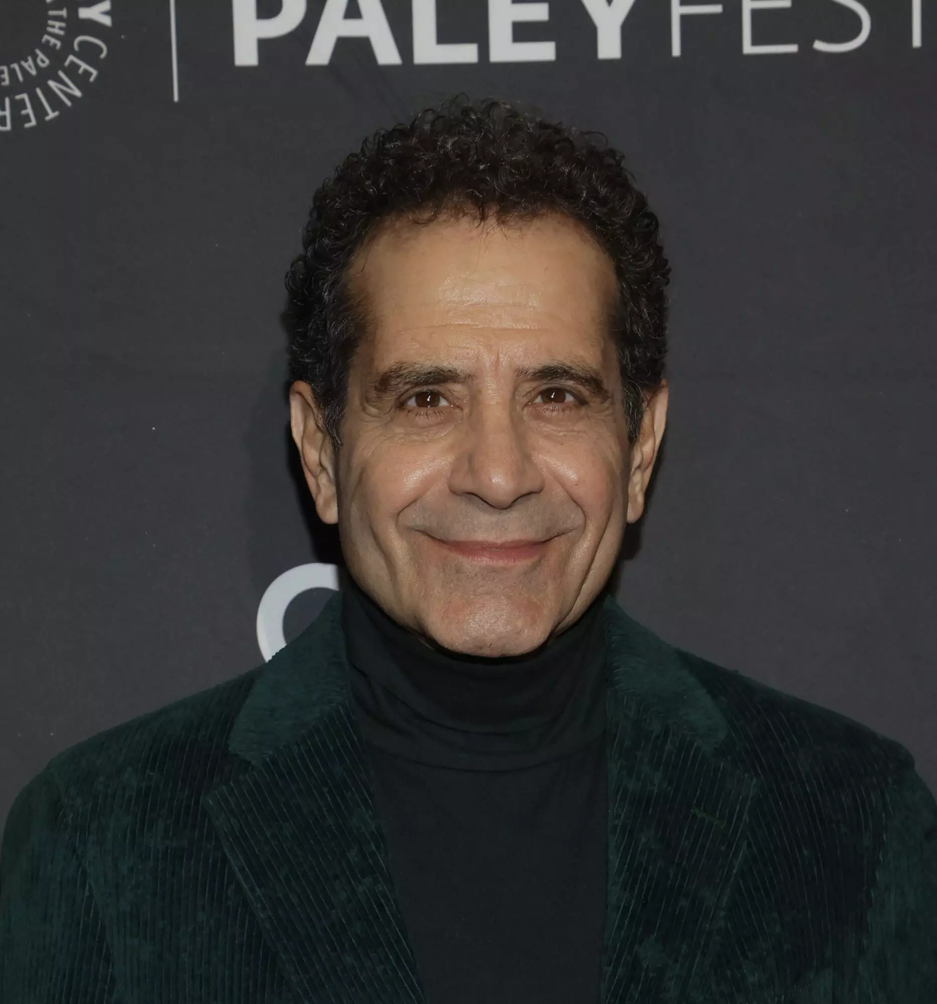 Tony Shalhoub redevine Monk. Au apărut primele imagini din filmul „Mr ...