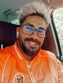 Cine este și cum arată sora lui Connect-R. Este implicată în afacerile ...