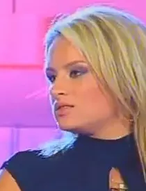 Cum arată acum Cristina Munteanu, la 25 de ani de la debutul trupei AS XX. Încă e marcată de ...