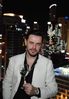 Cine este Bogdan Medvedi. Este cântăreț, actor și se iubește cu actrița ...