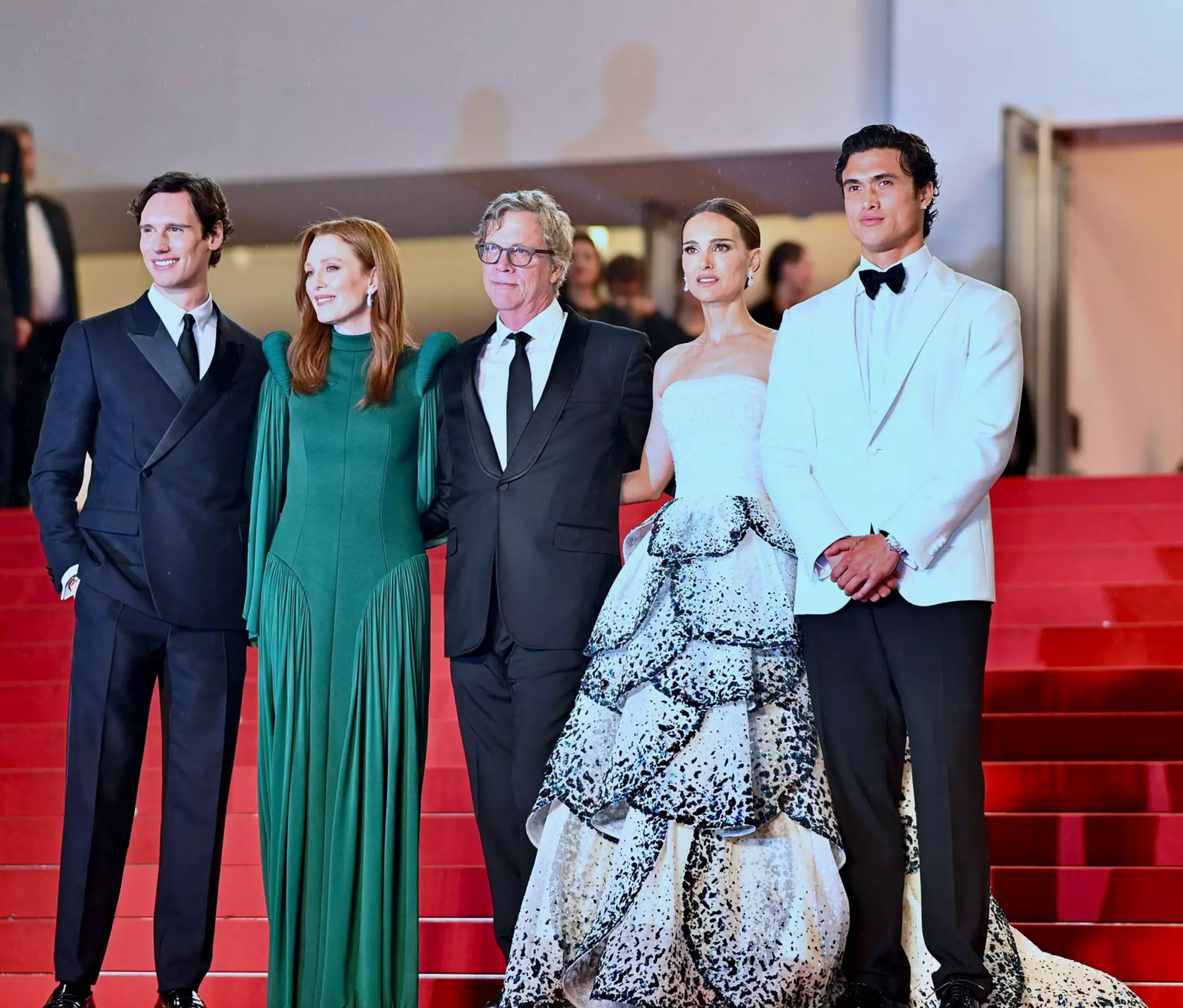 Provocatorul film „May December, cu Natalie Portman și Julianne Moore ...