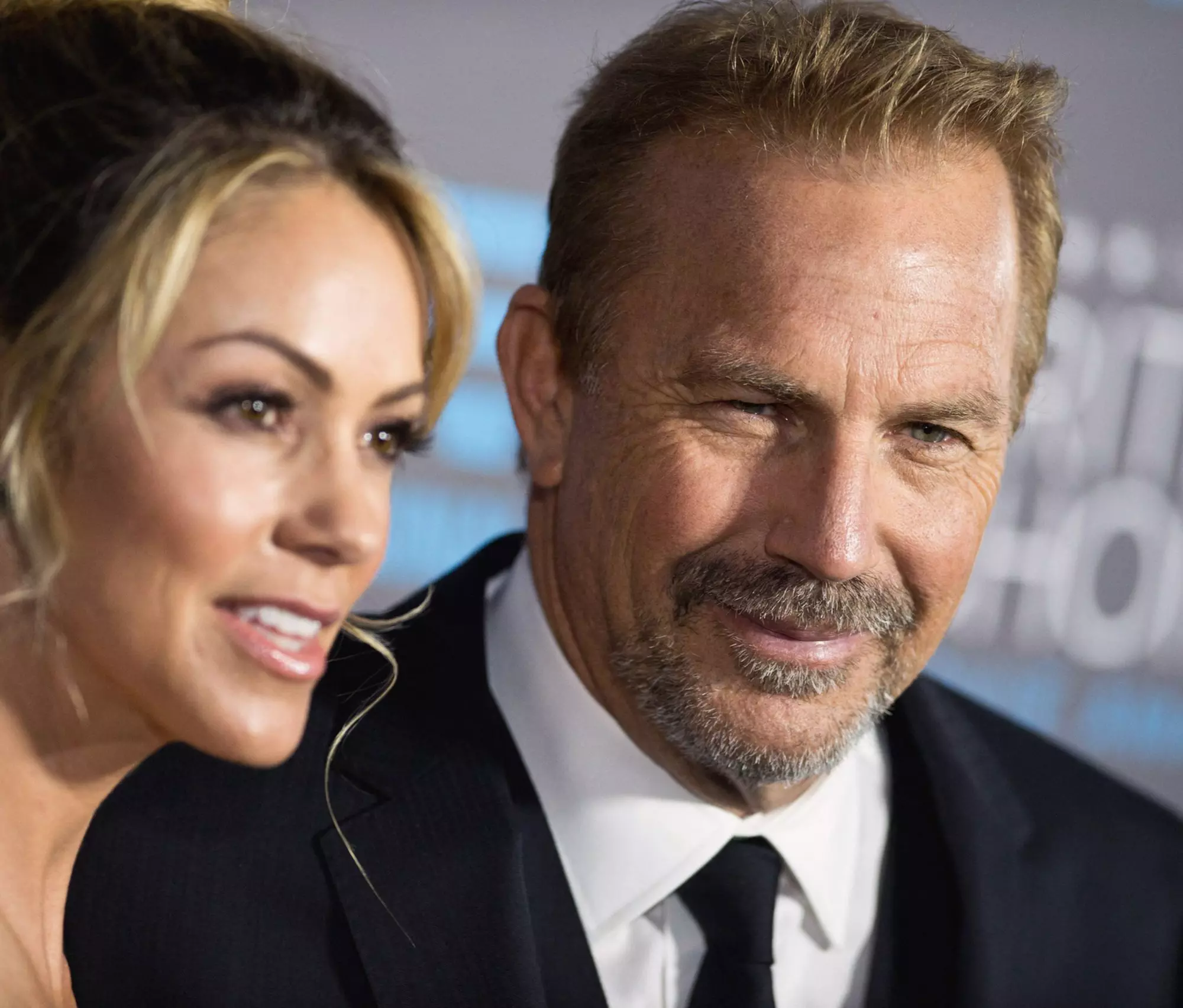 Fosta soție a lui Kevin Costner, surprinsă la plajă în Hawaii. Ce ...