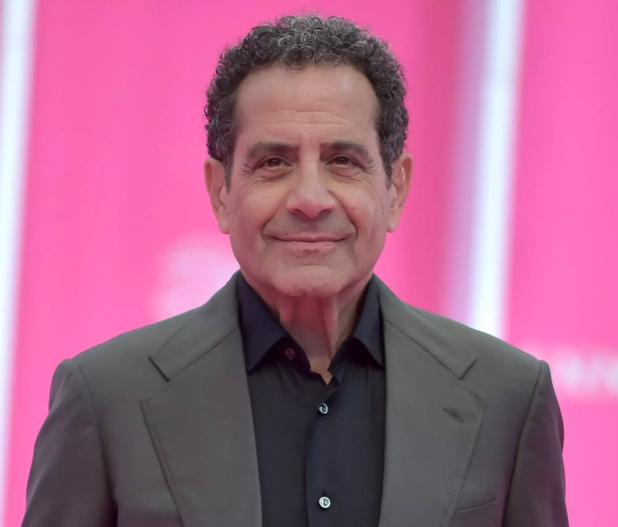 Tony Shalhoub redevine Monk. Au apărut primele imagini din filmul „Mr ...