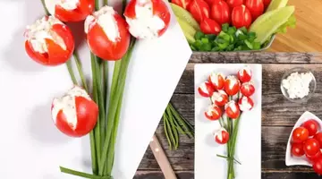 Lalele din roșii umplute cu brânză și castraveți - aperitiv pentru Paște