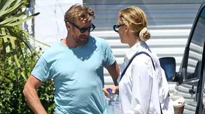 Actorul Simon Baker din „The Mentalist” s-a împăcat cu iubita mai ...