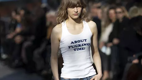 Fashion Trend: Maioul alb, un must have în orice garderobă