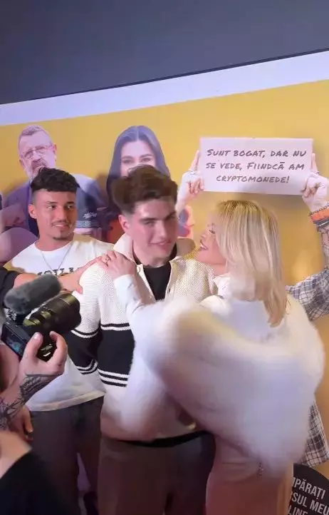 Loredana Groza, sărut cu tiktokerul Bisoi Petruț, la premiera filmului ...