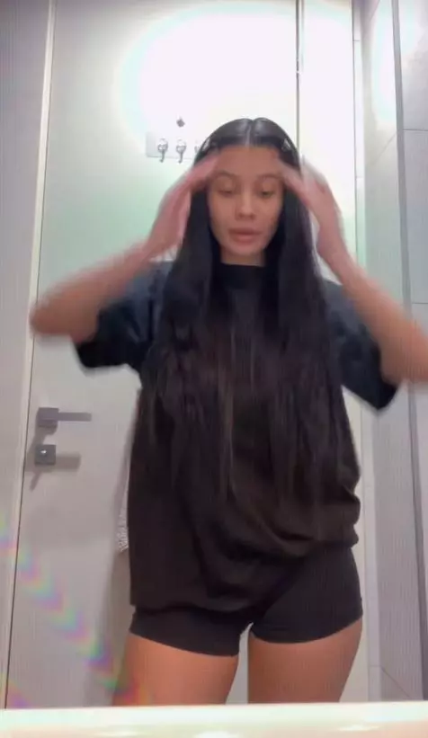 Erika Isac este însărcinată? Artista s-a filmat în timp ce își făcea un ...