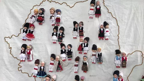 Păpușile create de Maria Robescu, un omagiu adus portului tradițional ...