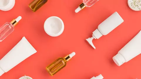 Beauty Essentials: Cele 5 Produse Cosmetice pe care orice femeie ...