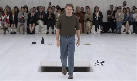 O altă eră a modei se încheie: Jonathan Anderson părăsește Loewe