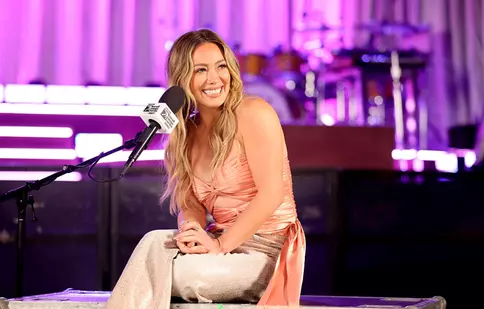 Imagini Cu Hilary Duff în Sports Illustrated 2026 Ce Mesaj Transmite