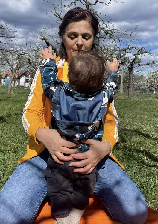 Theo Rose, o nouă imagine adorabilă cu Sasha. Cum se distrează micuțul în vizită la bunici ...