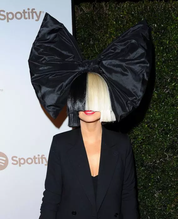 Cântăreața Sia a devenit mamă pentru prima dată