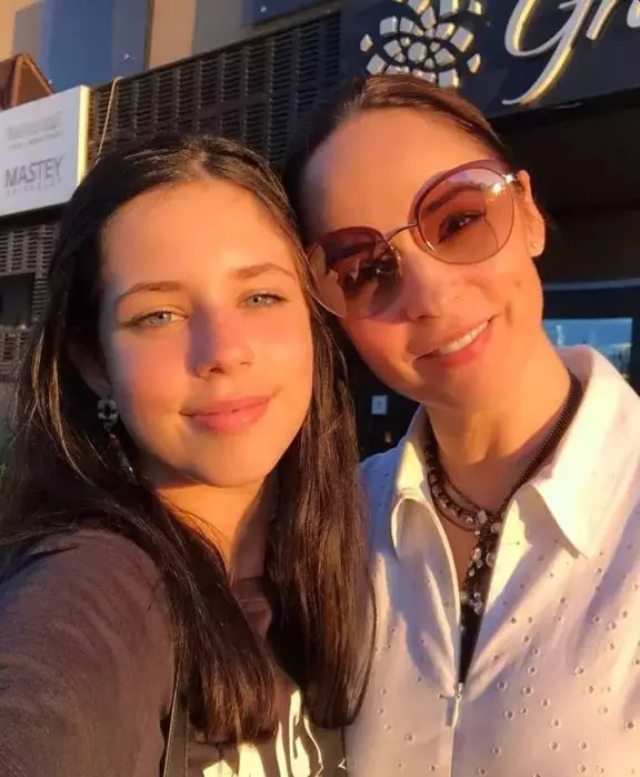 Andreea Marin, premiată alături de Violeta pe aceeași scenă, la Gala ...