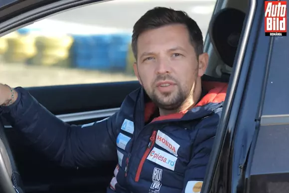 Pilotul Adrian Grigore îți explică circulația corectă a mâinilor pe volan