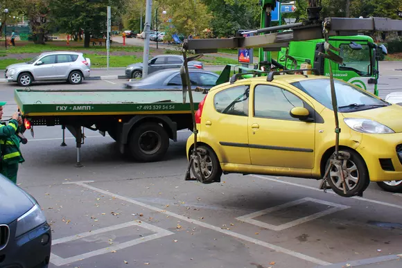 Atenție! Mașinile parcate pe trotuar vor putea fi ridicate