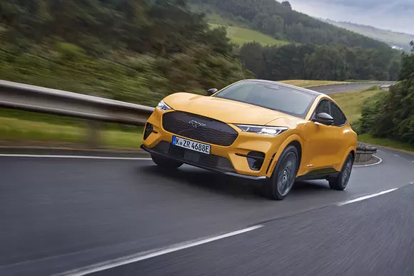 Ford Mustang Mach-E va introduce în gamă acumulatorii de tip LFP (litiu ...