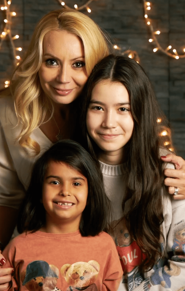 Stiri Directe - Ce mare și frumoasă s-a făcut fetița adoptată de ...