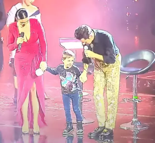 Ștefan Bănică, pe scenă împreună cu fiul lui cel mic, Alexandru, pentru ...