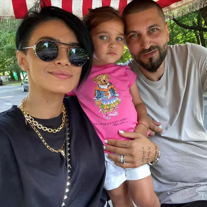 Cum arată Adelina Pestrițu în poza de buletin | Româneşti, Vedete ...