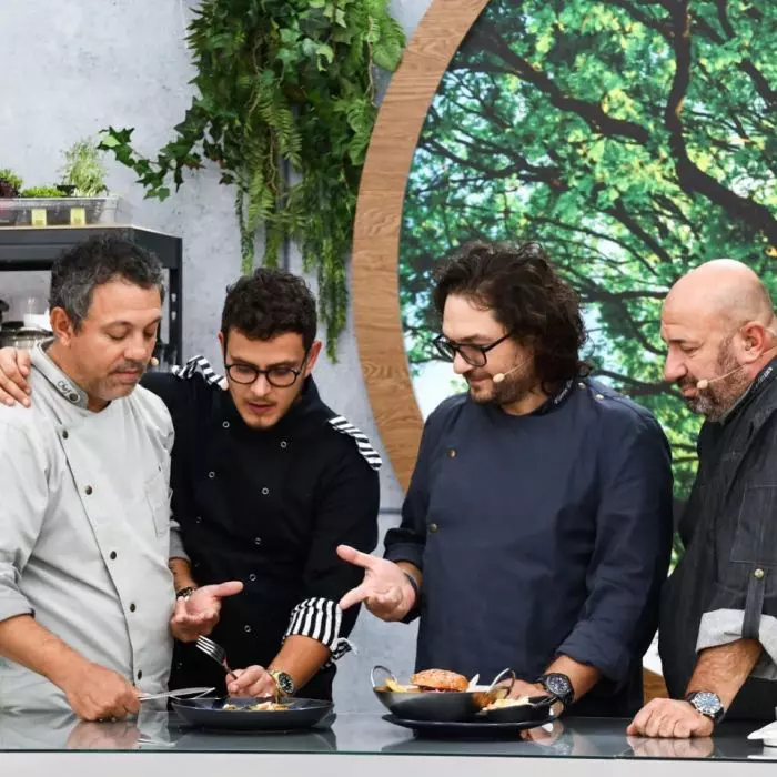 Unul din cei mai îndrăgiți concurenți Chefi la Cuțite renunță la ...