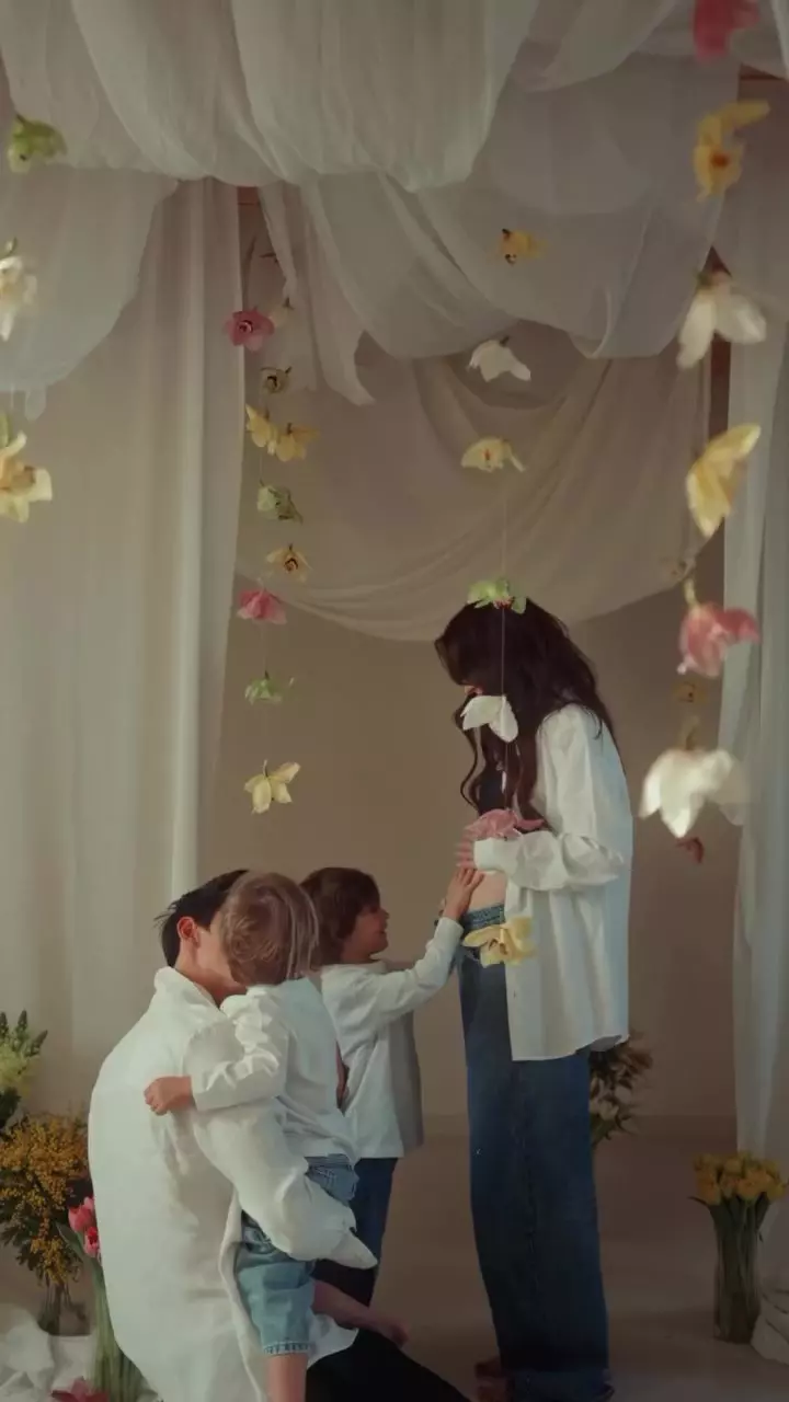 Ștefana și Maximilian Peev, alături de copiii lor, Leo și Eron (2 ...