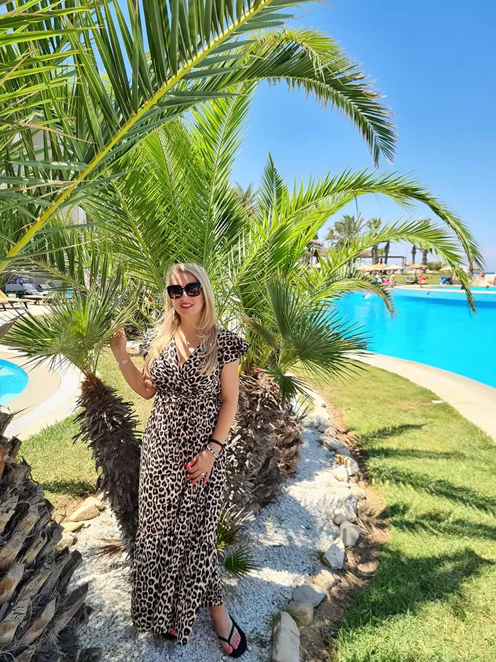 Ornela Pasăre, aterizare cu un avion de mici dimensiuni pe marginea ...