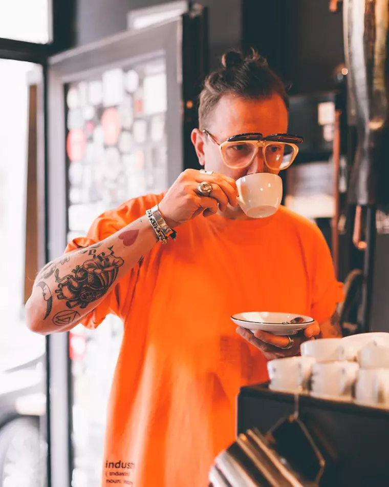 Un psihoterapeut, Cornel Ilie, bloggerul Otravă și comediantul Costel ...