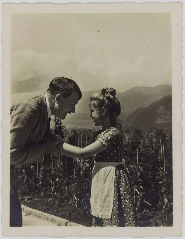 Remarcabila poveste a fetiței evreice ce a fost prietena lui Adolf Hitler