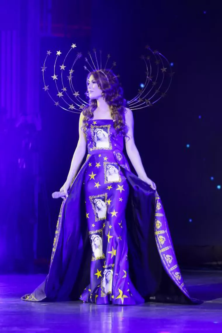 Elena Gheorghe, ținute spectaculoase pe scena Sălii Palatului | Unica.ro
