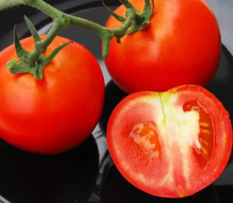 Roșii tratate cu chimicale, vândute în piețele din România. Cum le ...