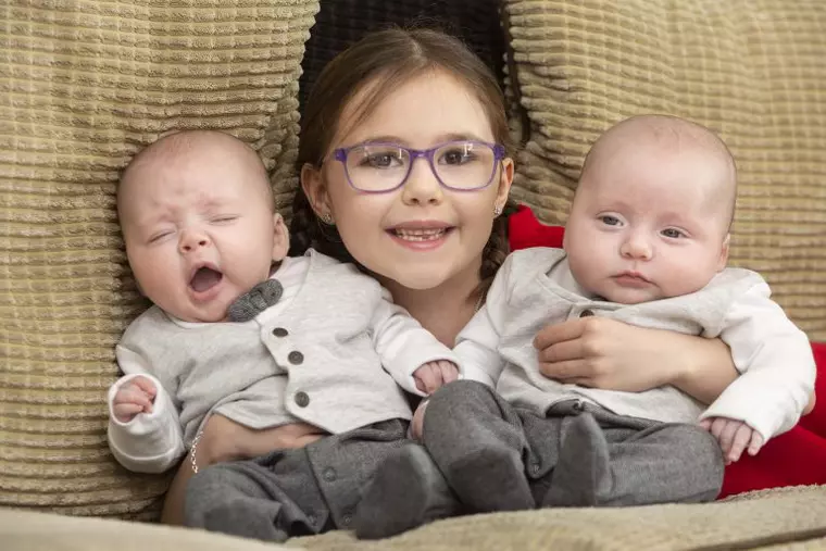 Tripleți născuți la o distanță de șapte ani. Mama suferea de tumoare ...