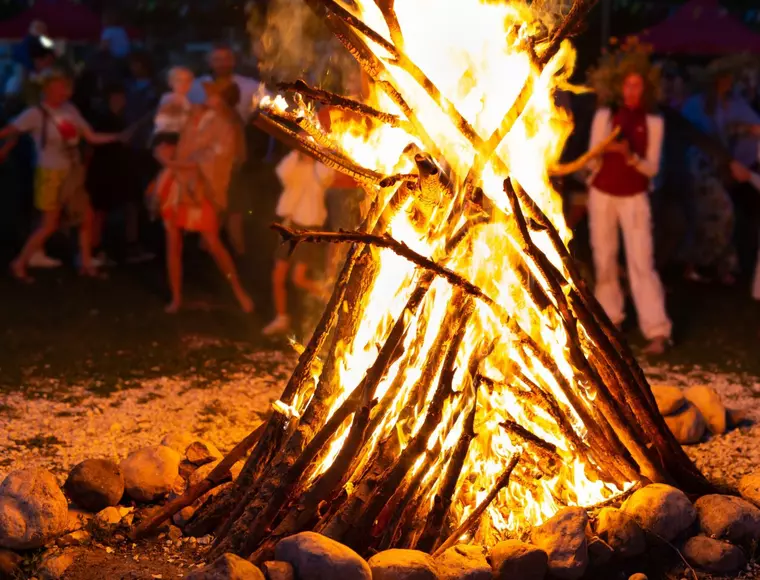 Focul lui Sumedru. De unde vine tradiția și ce obiceiuri se păstrează ...