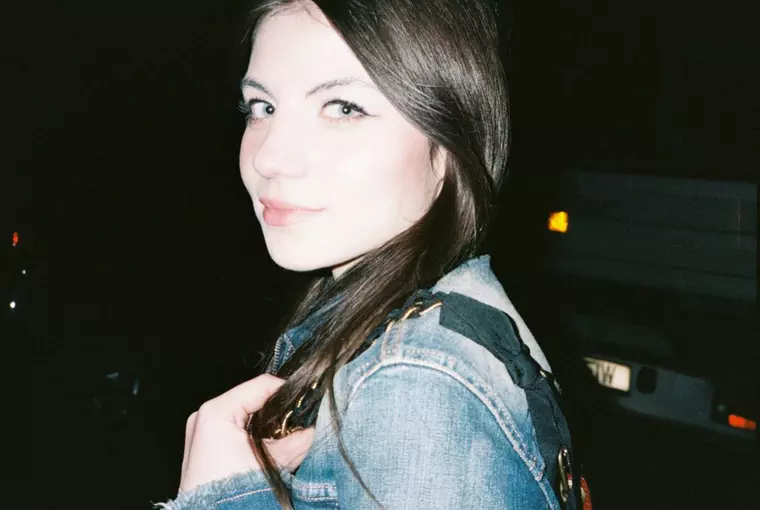 Alexandra Șipa, artista care a ajutat 10 pisicuțe să lanseze curentul ...