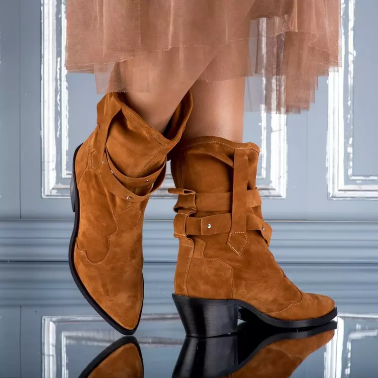 Tendințe în moda la femei pentru sezonul toamnă-iarnă 2024: Bocanci ...