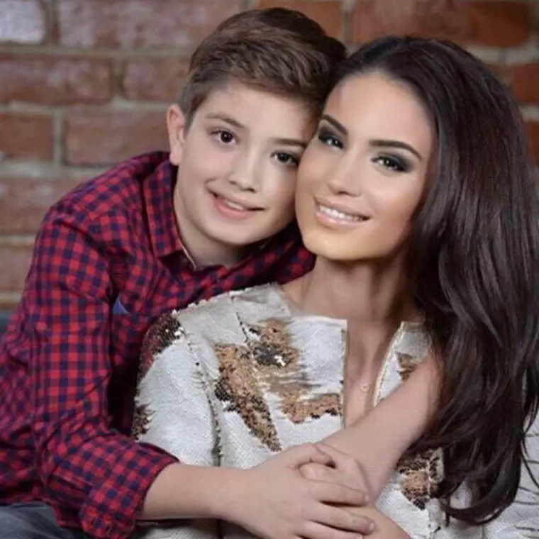 Stiri Directe - Geanina Ilieș, o mamă care și-a crescut singură fiul ...