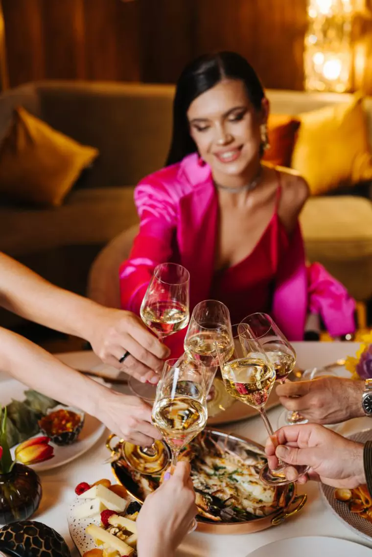 UNDA Open Possibilities sărbătorește un an Un An de Excelență în Casual ...