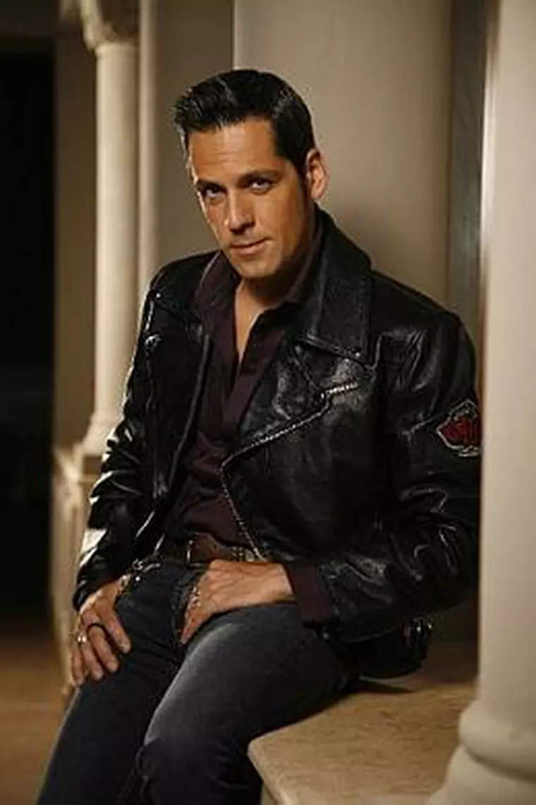 Stefan Banica Jr revine cu un album de Craciun | Viva.ro