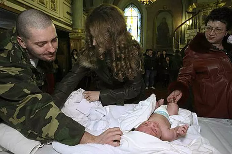 Cheloo (Parazitii) si-a botezat fiul | Viva.ro