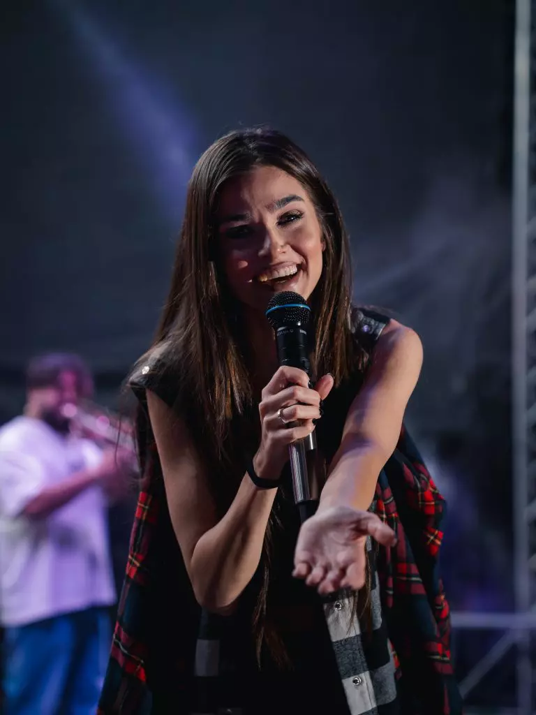 Ce răspuns i-a dat Theo Rose unui internaut, după ce a spus că are ...