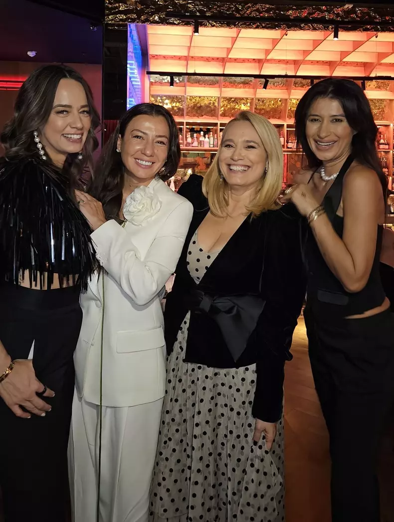 sore in rochie rosie aniversare | Unica.ro