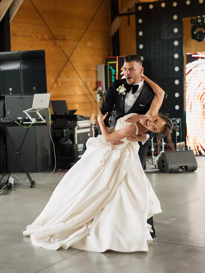 Valentin Luca și Roxana Ghiorghian s-au căsătorit religios. Imagini ...