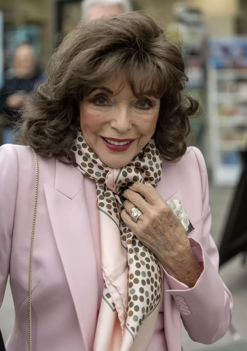Cum arată Joan Collins la 90 de ani. Actrița din „Dinastia” insistă că ...