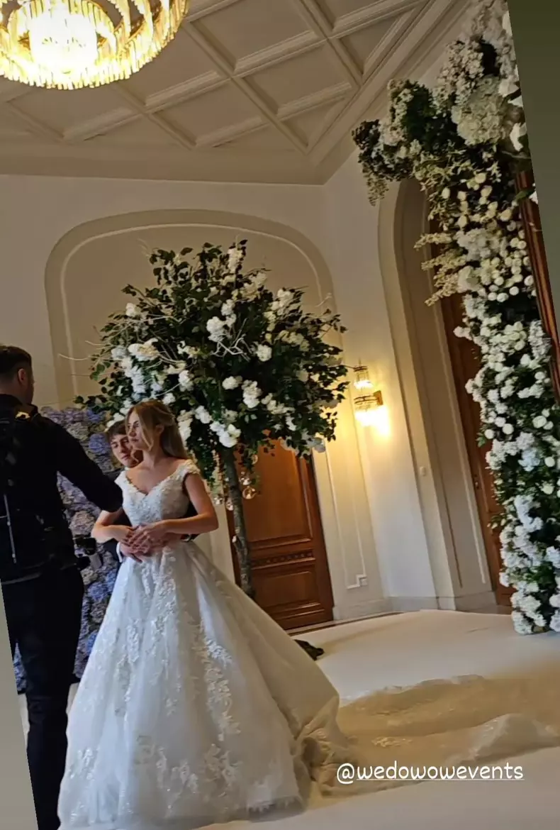 Fiul și nora Gabrielei Firea, nuntă mare, cu decor elegant și ploaie de ...