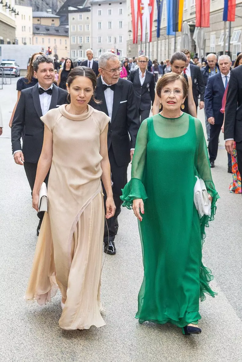 mirabela gradinaru eleganta | Unica.ro