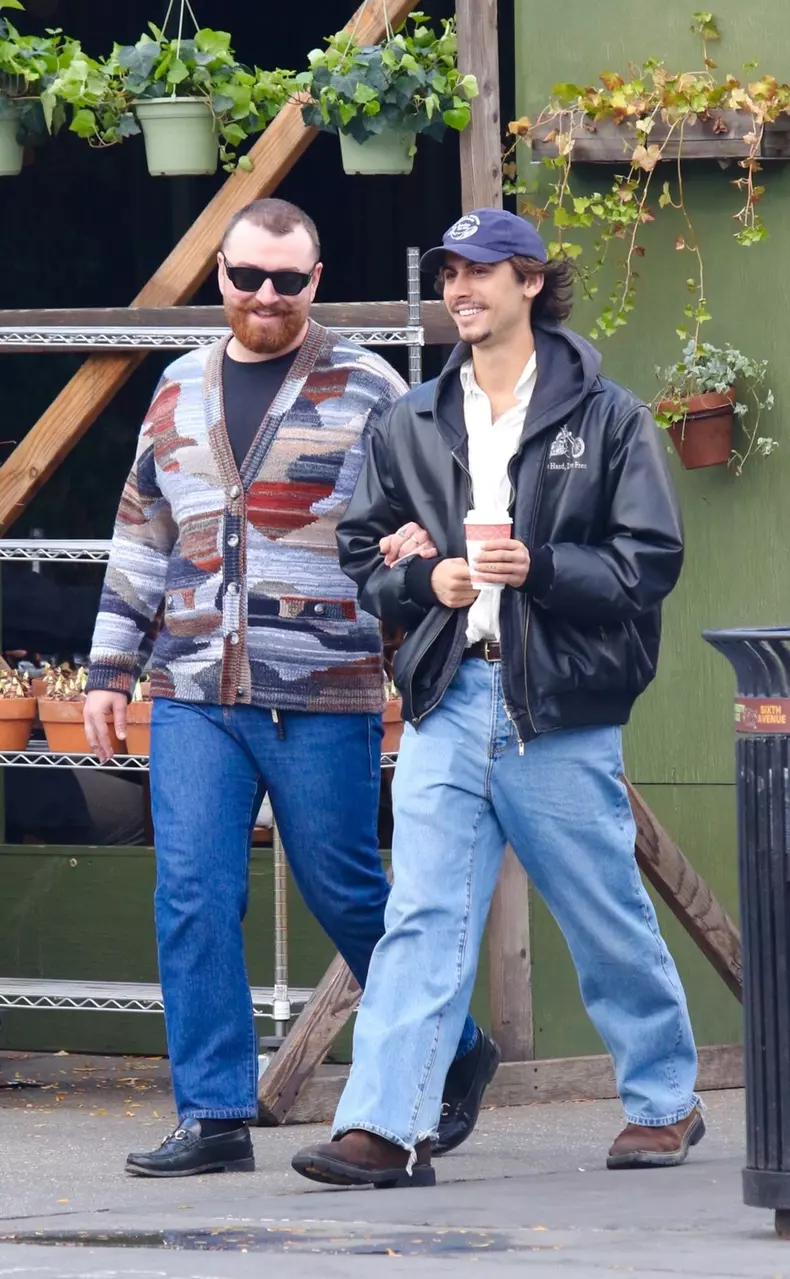 Sam Smith et son compagnon Christian Cowan aà la sortie du défilé Willy ...